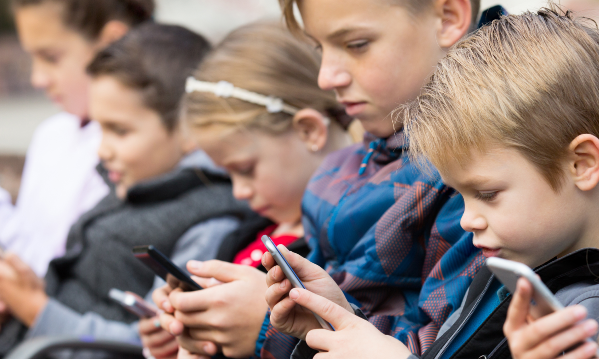 ‘Ze was niet in de puberteit, de telefoon veranderde haar gedrag ...