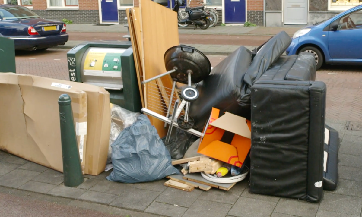 Vuil naast containers kost steden miljoenen, maar blijft zich ...
